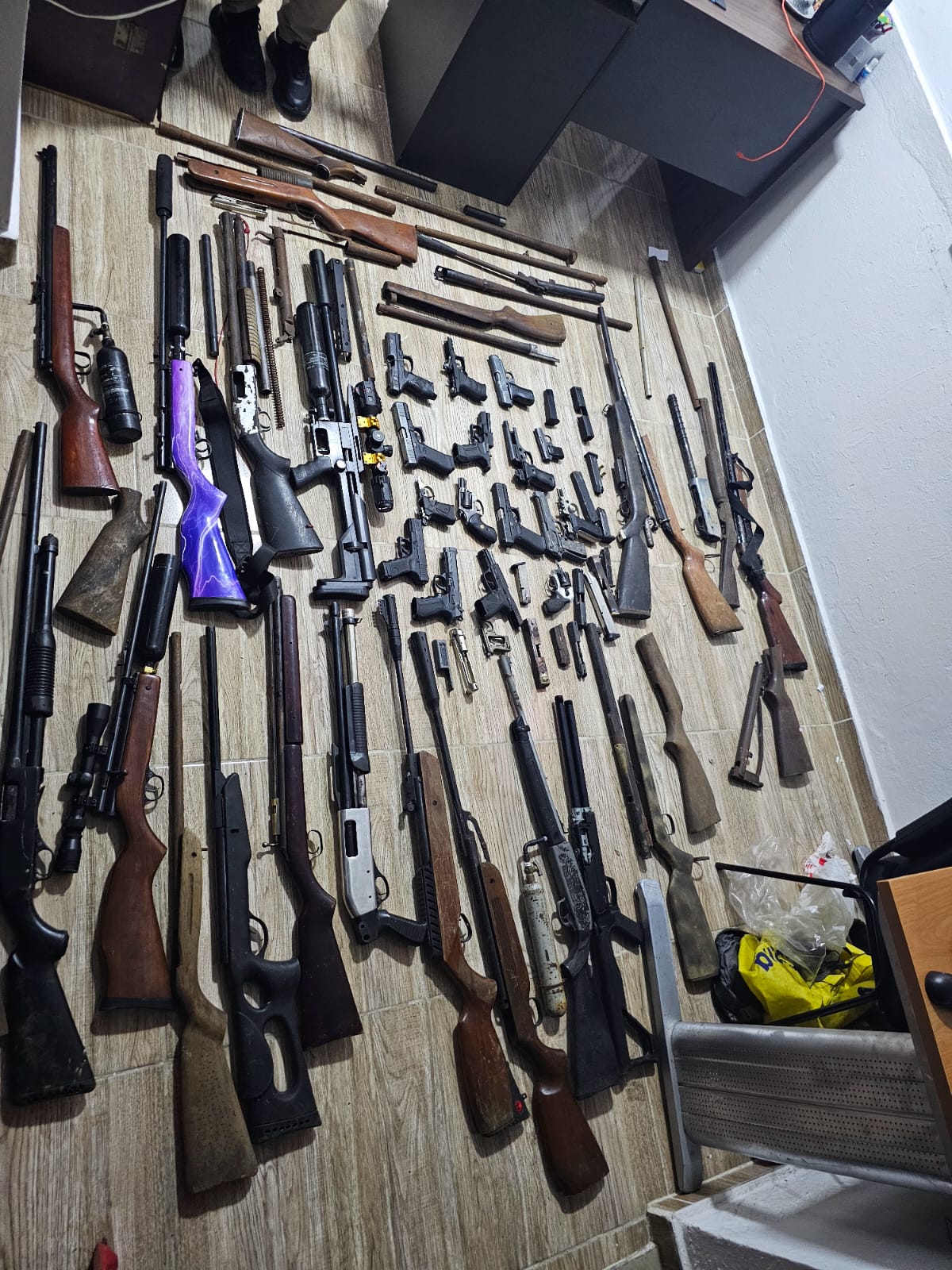 Policía y MP desmantelan armería clandestina y ocupa 33 armas en San ...